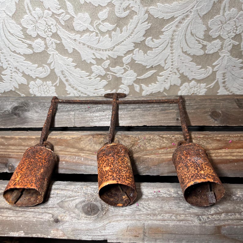 Vintage Rustic Hanging Cow Bells on Iron Rod Primitive Folk Art Décor ...