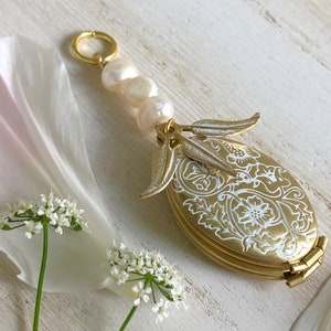 Four Photo Wedding Bouquet Locket, Bridal Locket With Photos of Loved ...