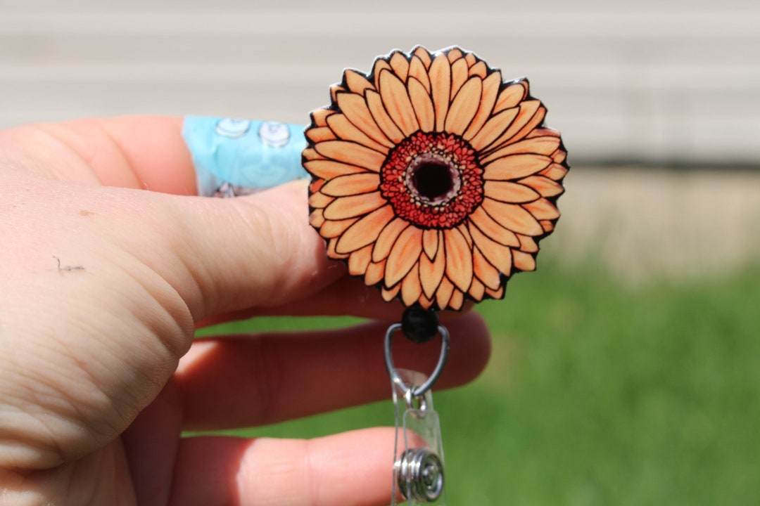 Daisy Flower Badge Reel: Gift for Flower Lovers Garden Workers Nurse ...