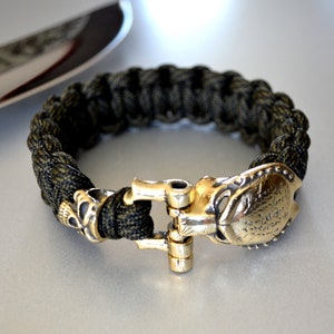 Paracord bracelet with Predator brass shackle scull bead | Etsy