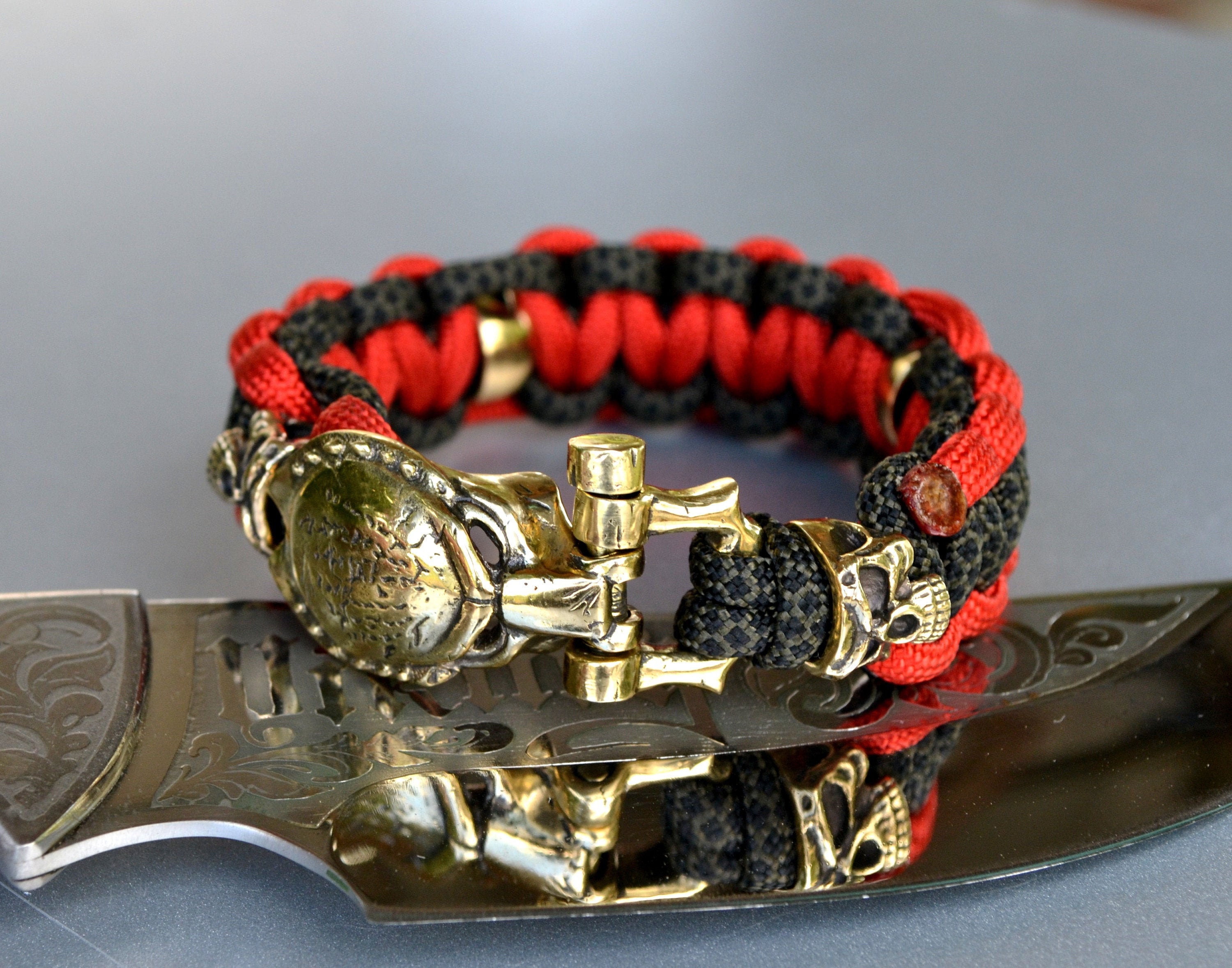 Paracord with Predator Black and red bracelet sculls | Etsy