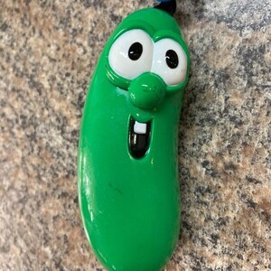 Vintage 2000 Veggietales Larry the Cucumber Talking Backpack Clip by ...