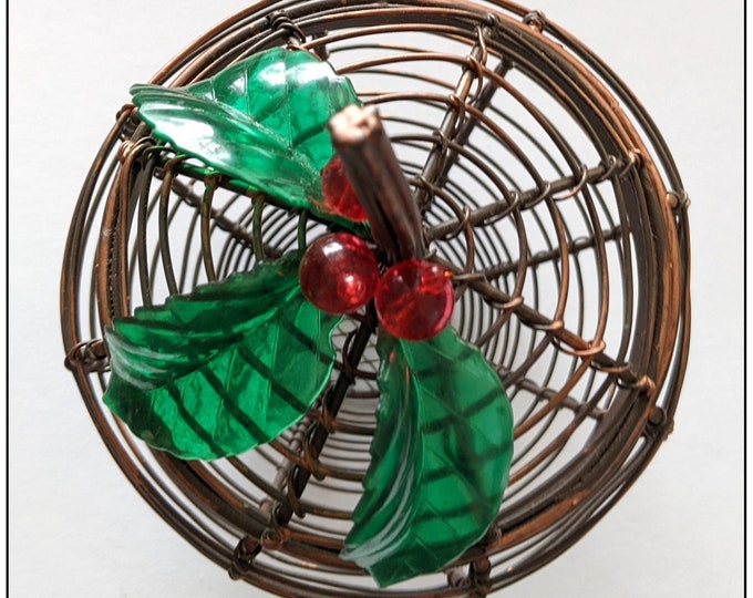 Apple Wire Basket With Lid Green Plastic Leaves With Red Berries Avon ...