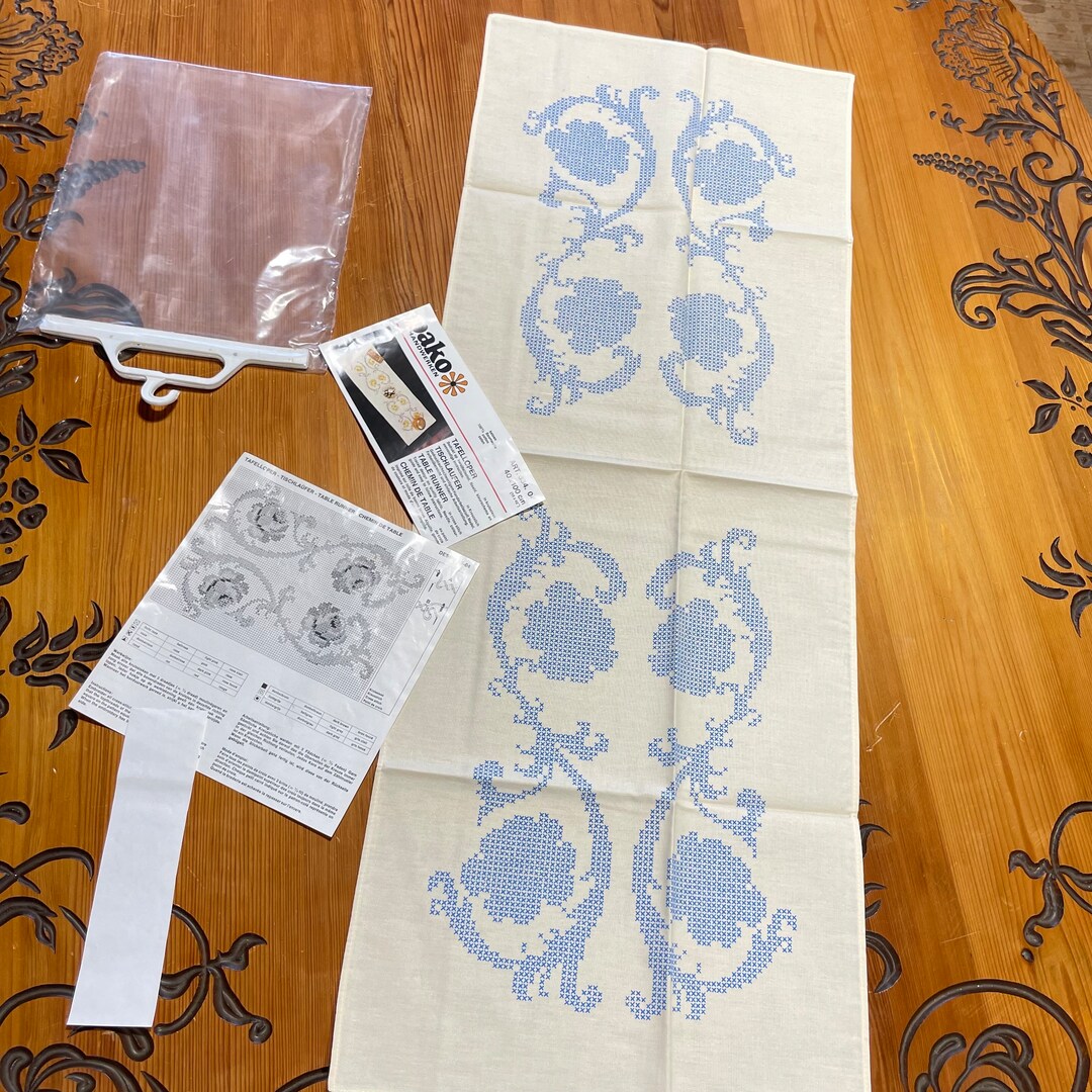 Vintage Table Runner Rose Stamped Needlepoint Pattern | Pako Handwerken ...