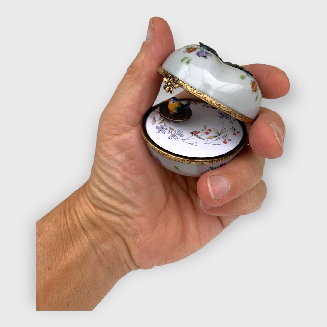 Grey Apple Music Box, Colored Singing Bird Key . Bee Glasp. Ave Maria ...