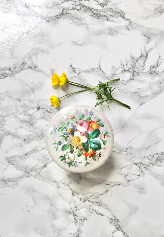 Large round covered porcelain box decorated with hand… - Gem