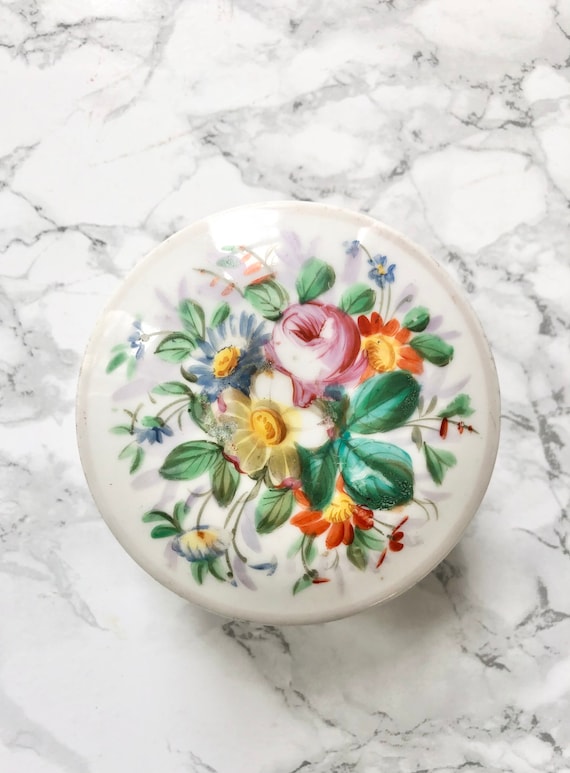 Large round covered porcelain box decorated with hand… - Gem