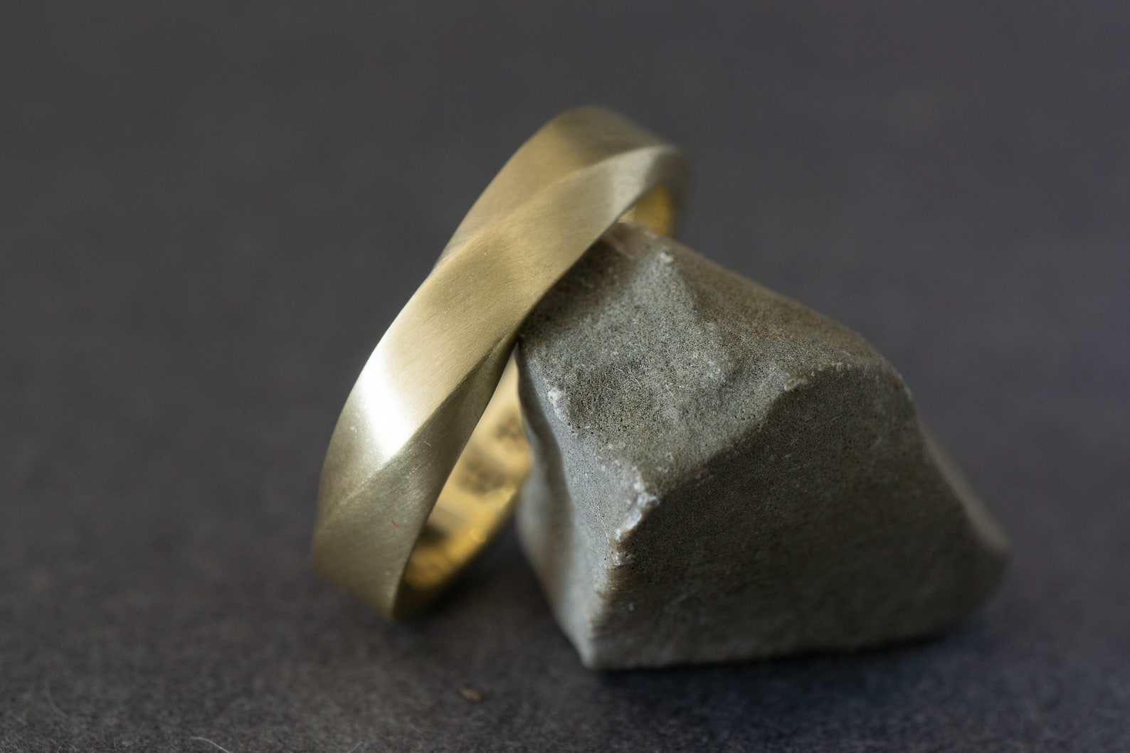 Mobius Wedding Band Mens Unique Mens Wedding Bands Gold | Etsy