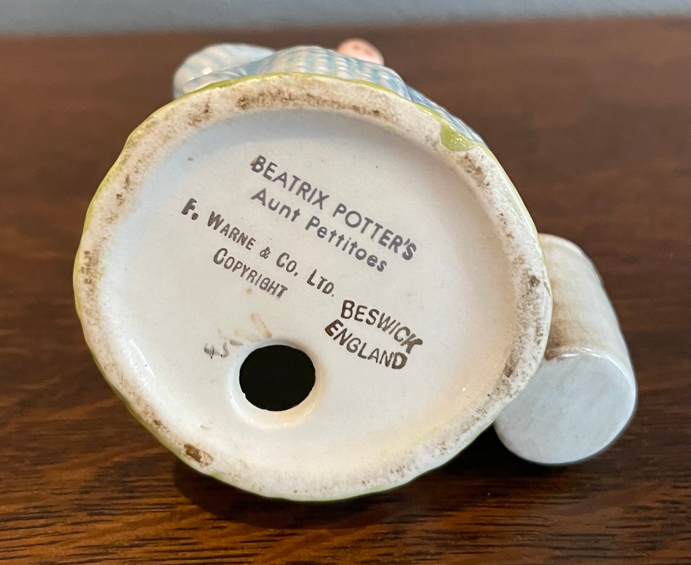 F Warne England Beswick BP2A Gold Oval Label Aunt Pettitoes Beatrix ...