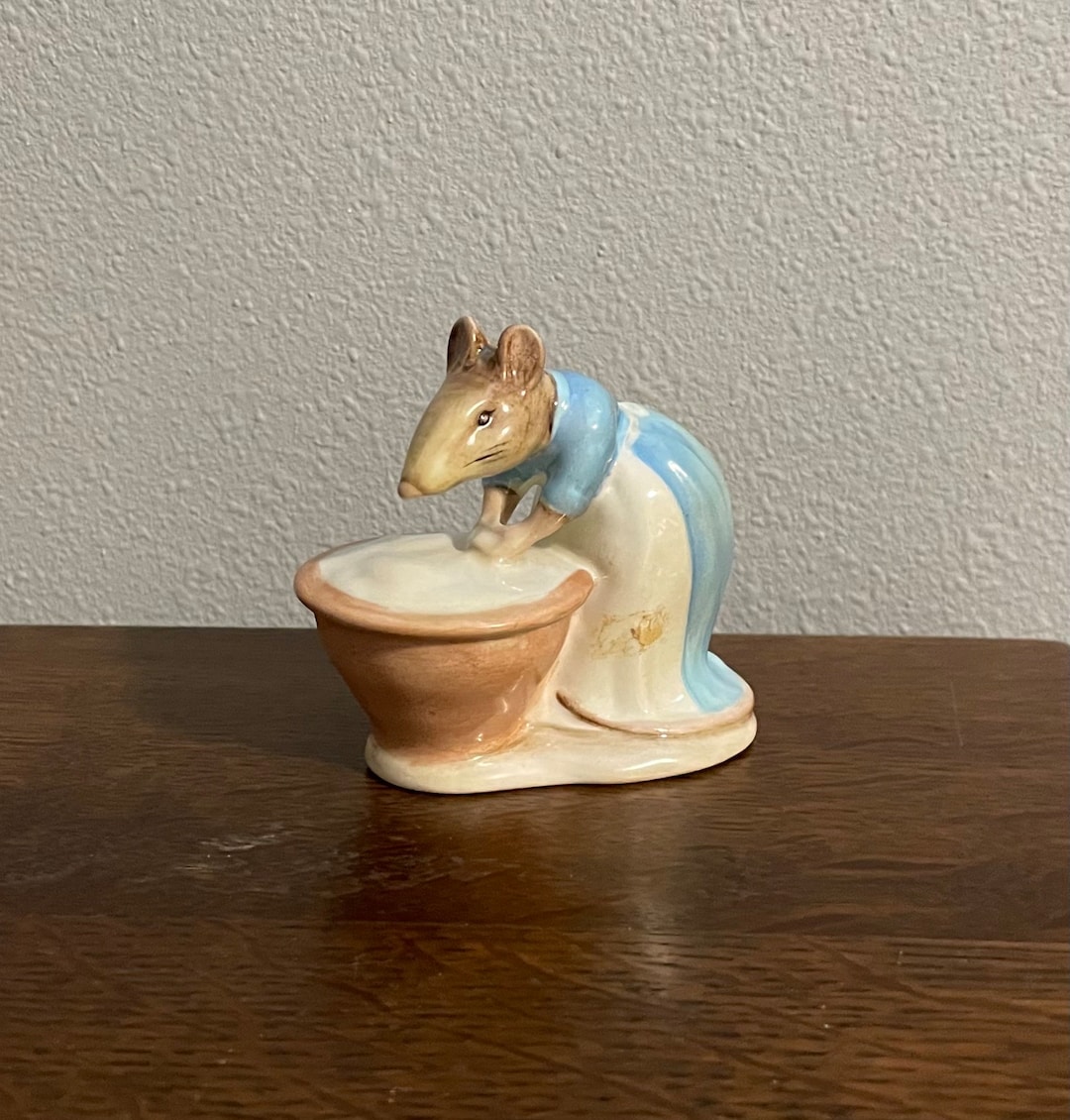 Anna Maria- BP2A- Gold Oval Beatrix Potter Figurine- F. Warne & Co ...