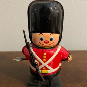 1960s YONE Wind-up Tin Soldier Toy Vintage YONE Japan Wind-up British ...