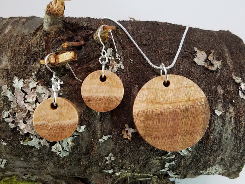 Round Wood Jewelry Set, Earrings, Pendant, Two-tone Wavy Maple - Etsy