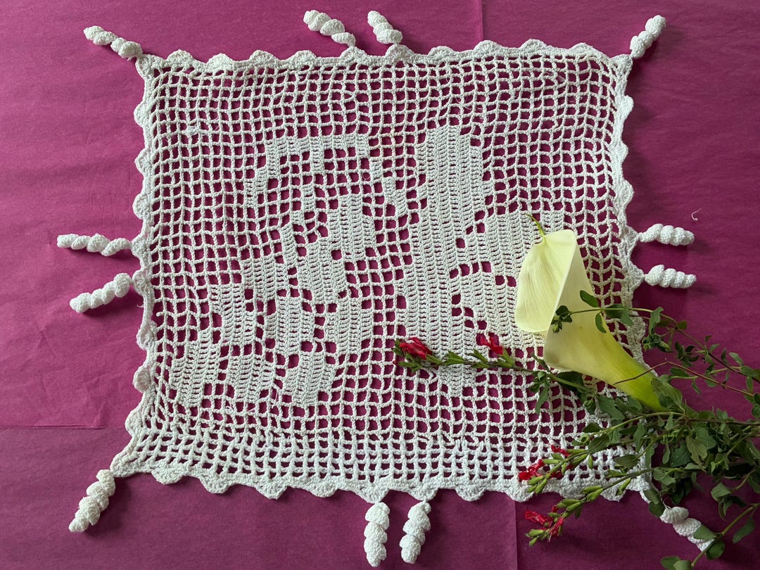 Small French Antique Lace Tray Cloth/centrepiece Featuring a Bunch of ...