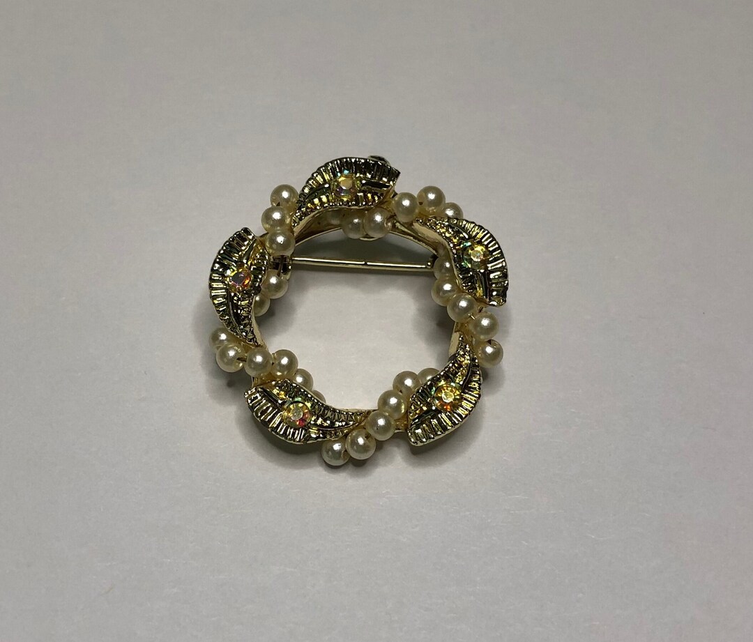 Small Vintage Gold Tone Wreath Brooch Pin W Faux Pearls and Rhinestones ...