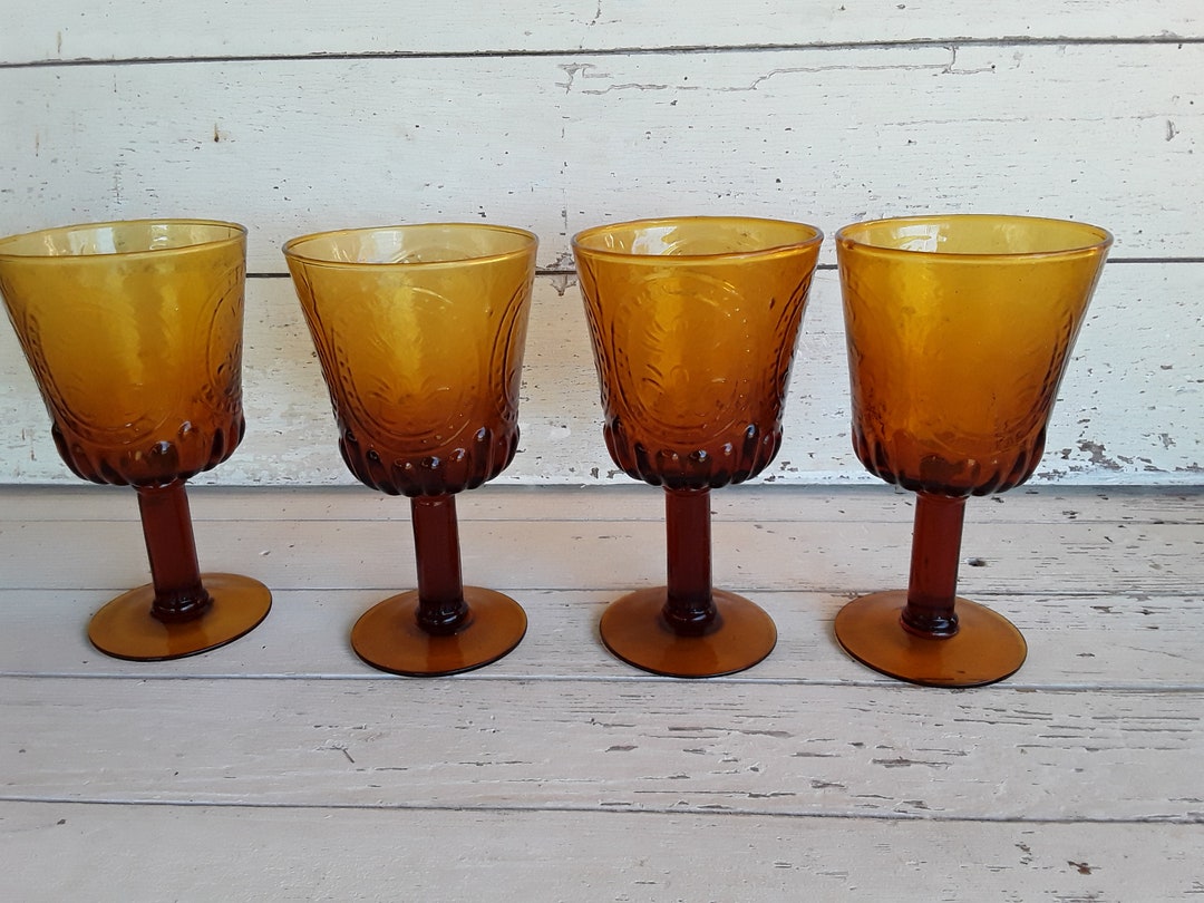 Hermosas copas de color ámbar y marrón profundo hechas de mesa de ...