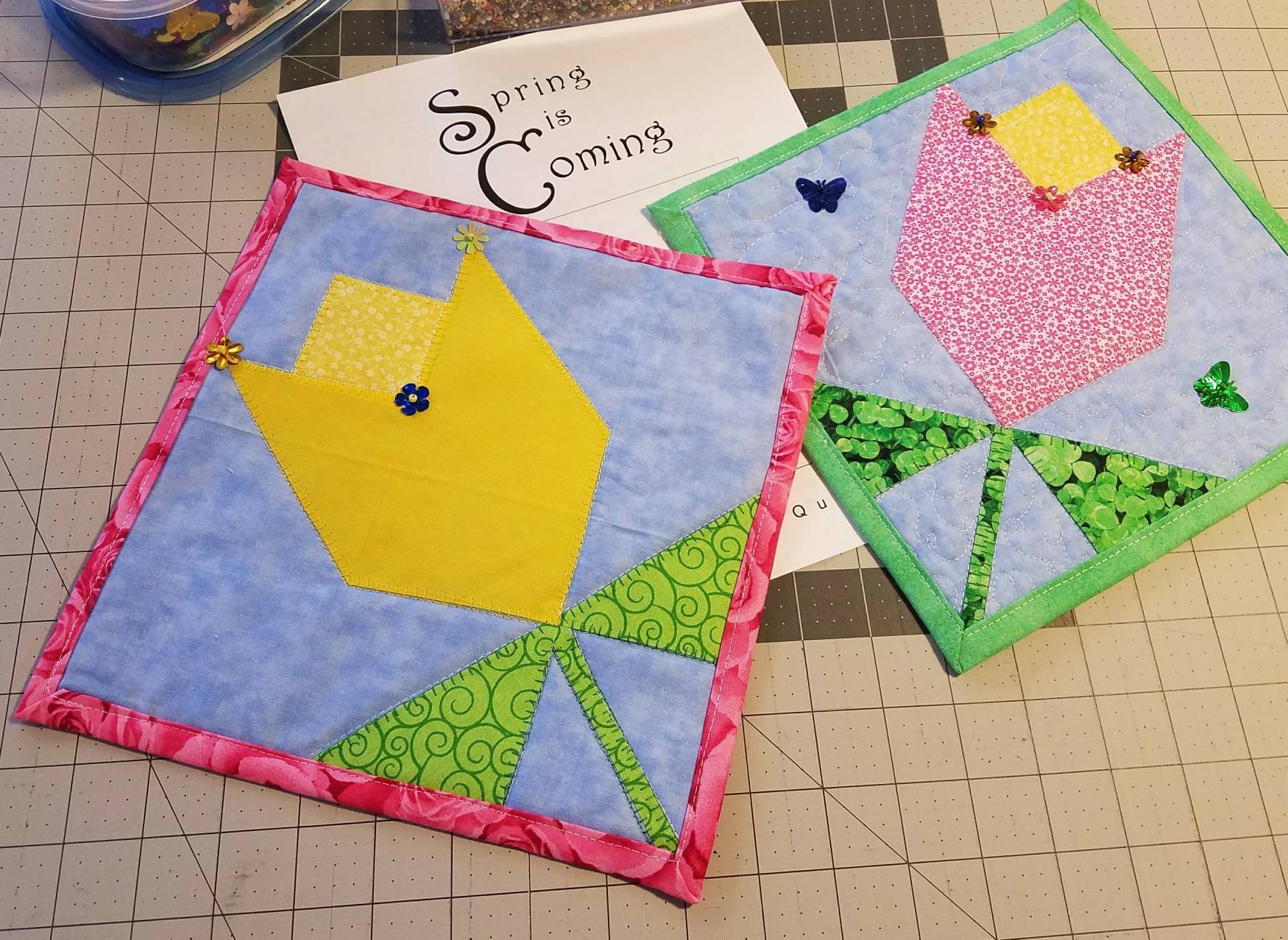 Spring is Coming Tulip Mug Rug Pattern by Lisa Capen Quilts - Etsy Canada