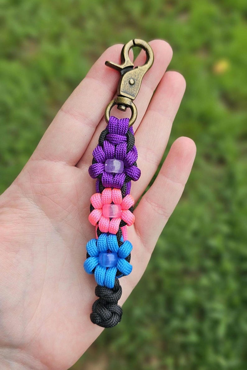 Daisy Flower Keychain, Glow in the Dark Accessory Pink Purple Blue Lady ...