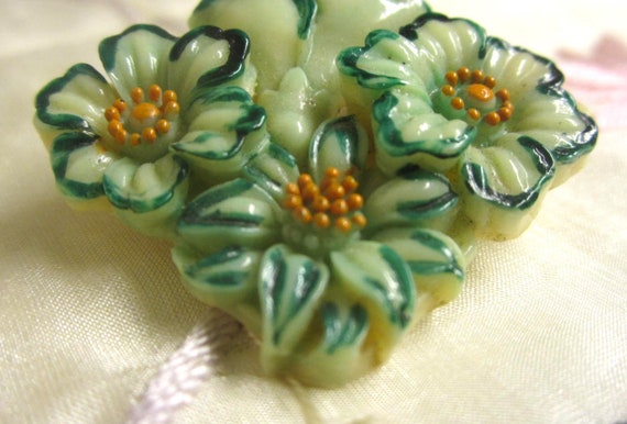 Molded Plastic Flower Pin 50s Green & White Floral Vi… - Gem