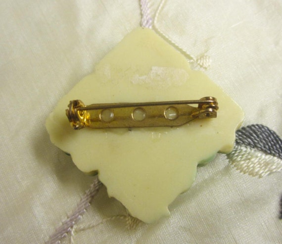 Molded Plastic Flower Pin 50s Green & White Floral Vi… - Gem