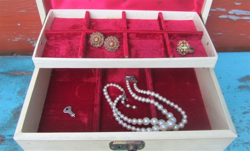 Cheney Jewelry Box Cream With Red Velvet & Satin 60s Vinyl - Etsy