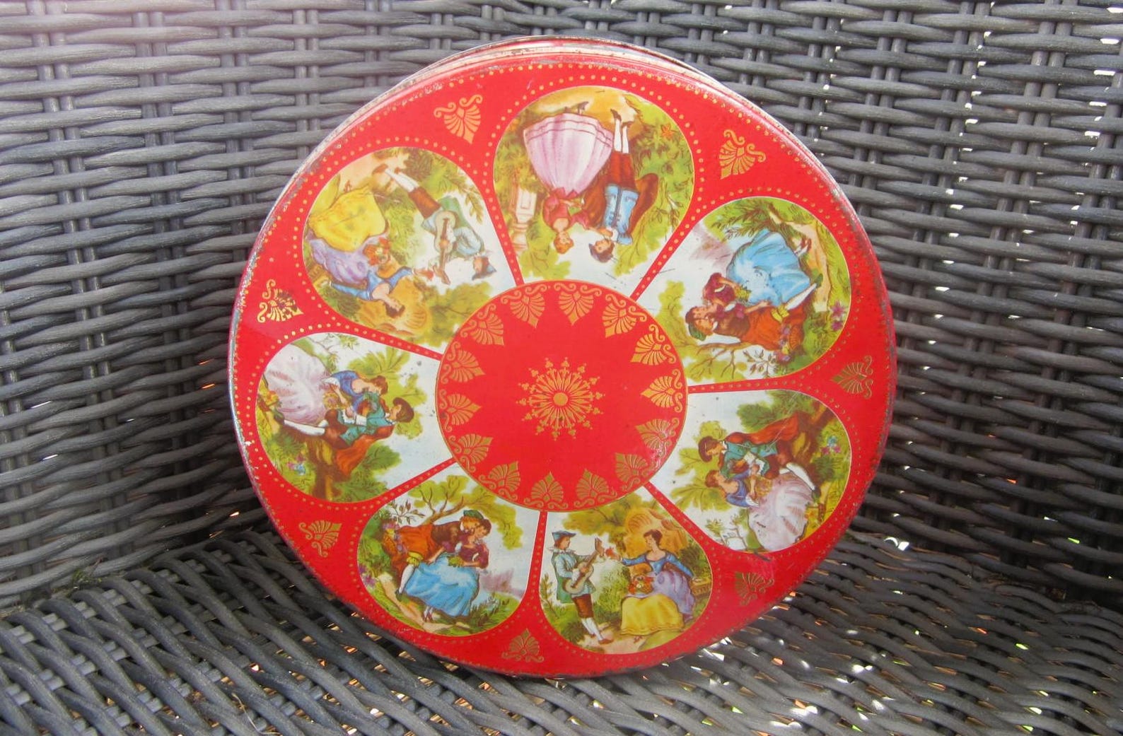 Vintage Courting Couple Tin Fragonard Love Story 70s Round Tin Biscuit ...