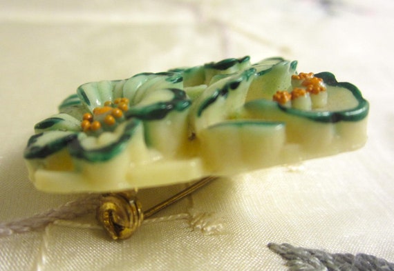 Molded Plastic Flower Pin 50s Green & White Floral Vi… - Gem