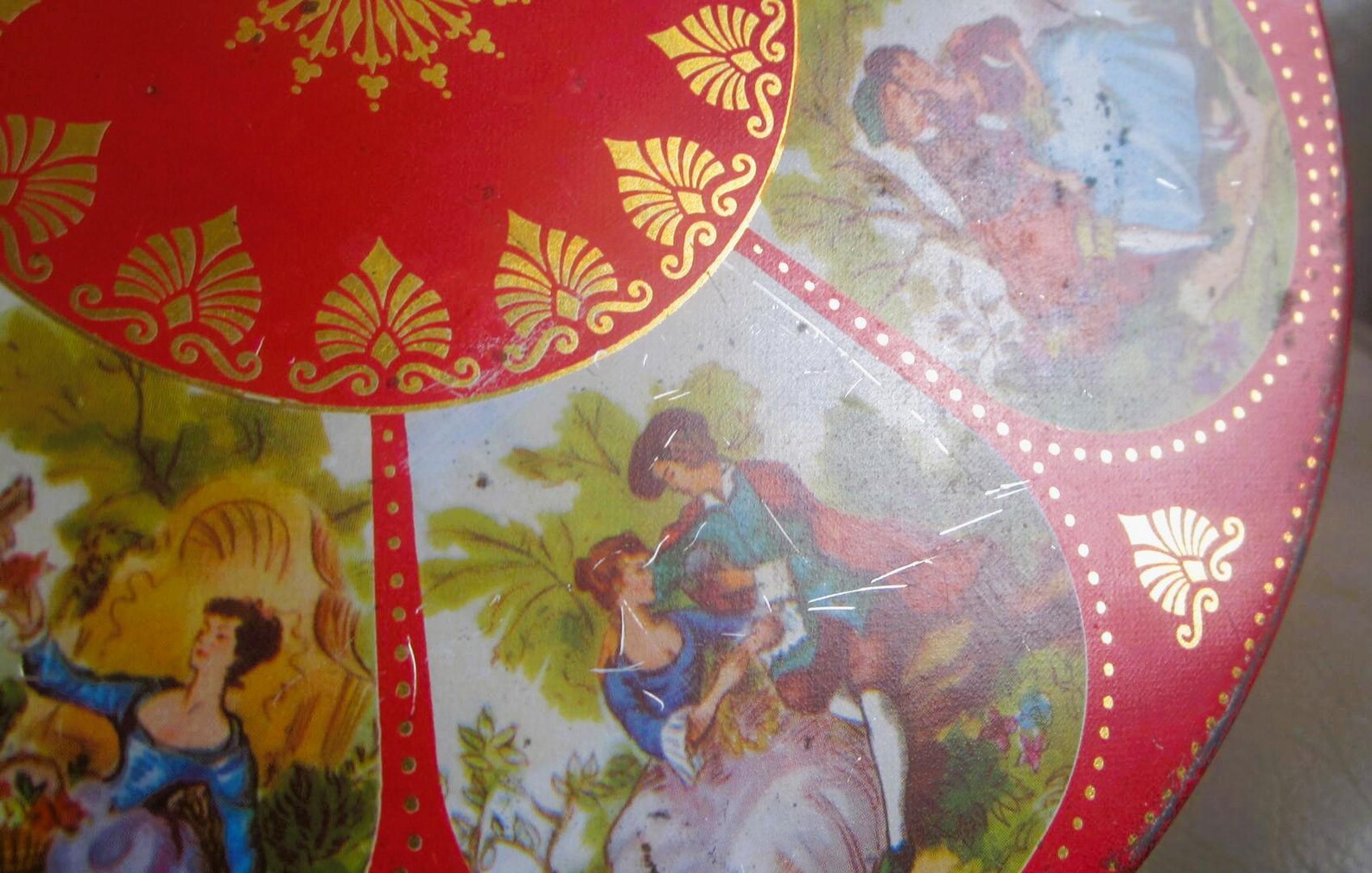 Vintage Courting Couple Tin Fragonard Love Story 70s Round Tin Biscuit ...