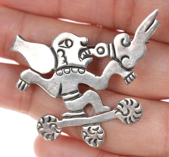 William Spratling sterling Aztec style pin - Gem