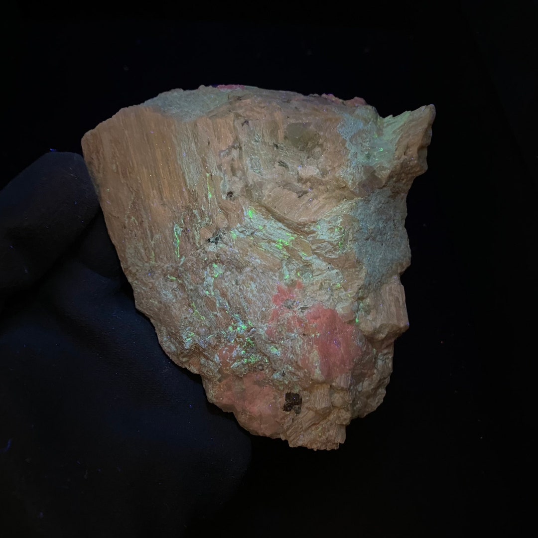 Shortwave Fluorescent Wollastonite and Albite. SW UV. Mulvaney Property, Rose Road, Pitcairn, St ...