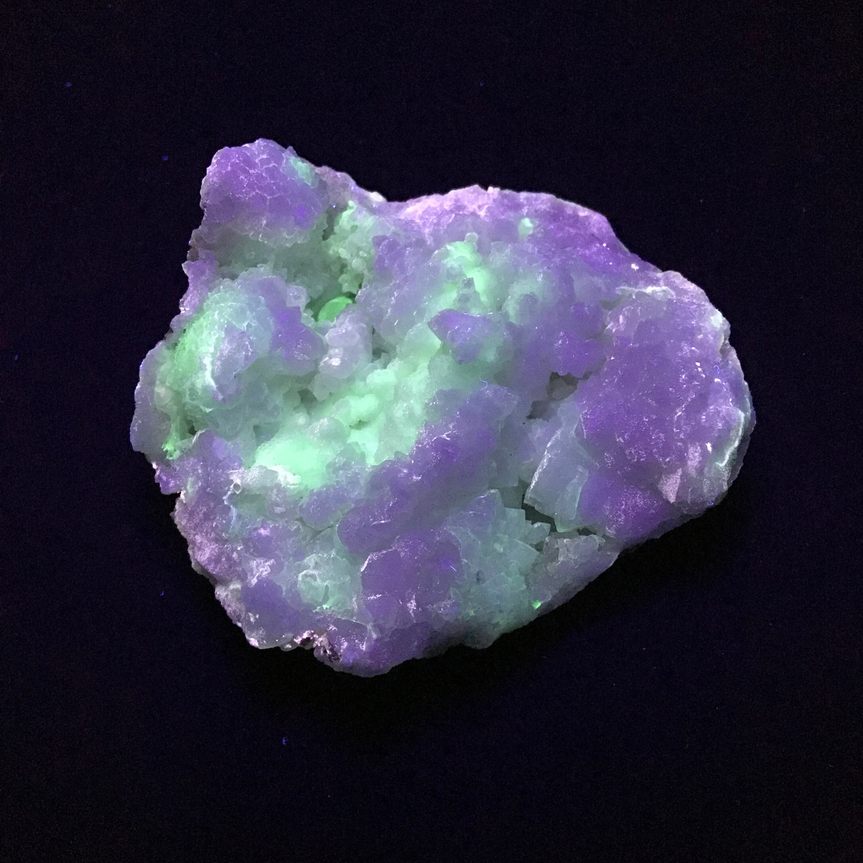 Fluorescent Geode chalcedony and quartz piece. Bright green under ...