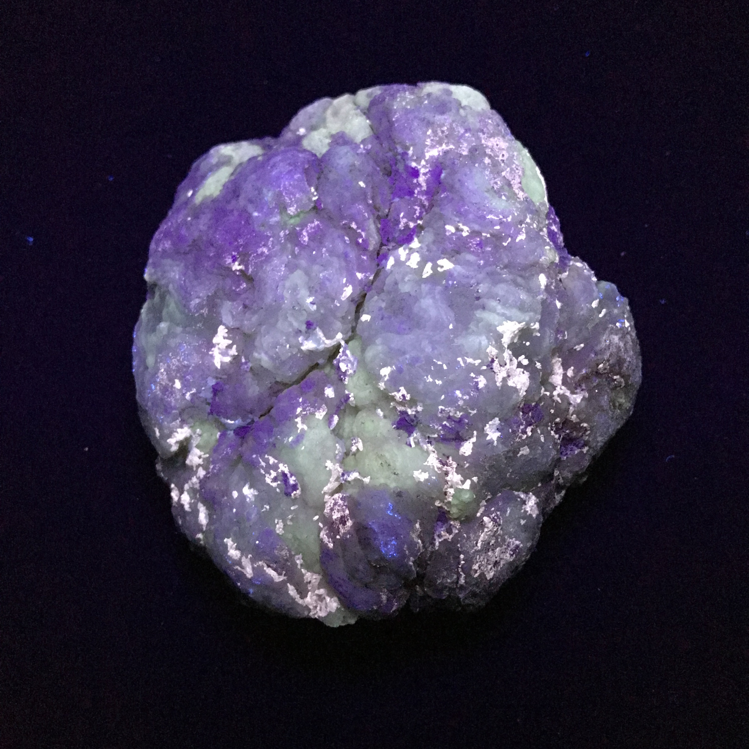 Fluorescent Geode chalcedony and quartz piece. Bright green under ...