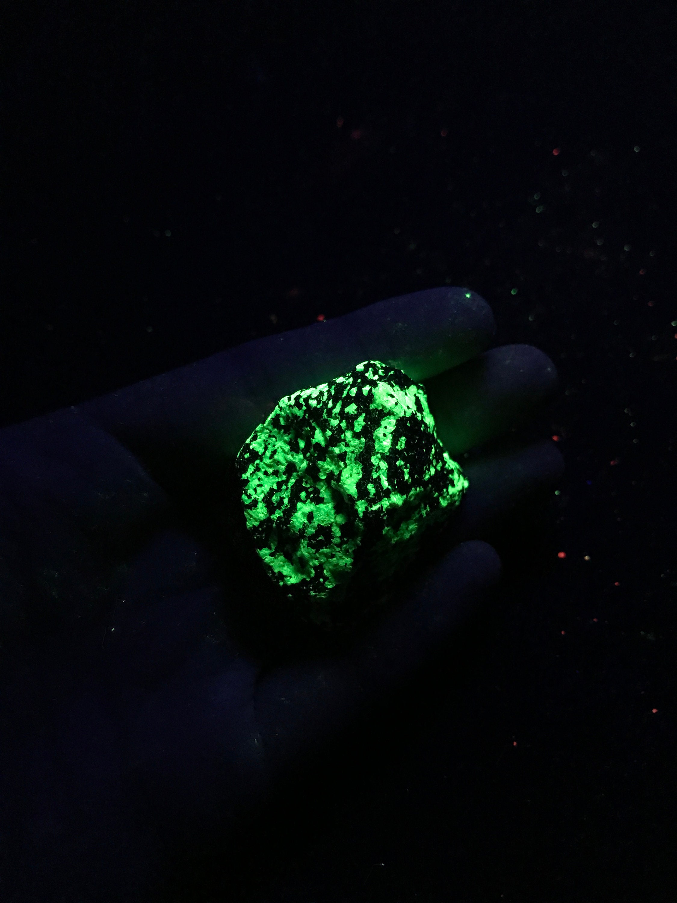 Fluorescent willemite and franklinite specimen. UV blacklight shortwave ...