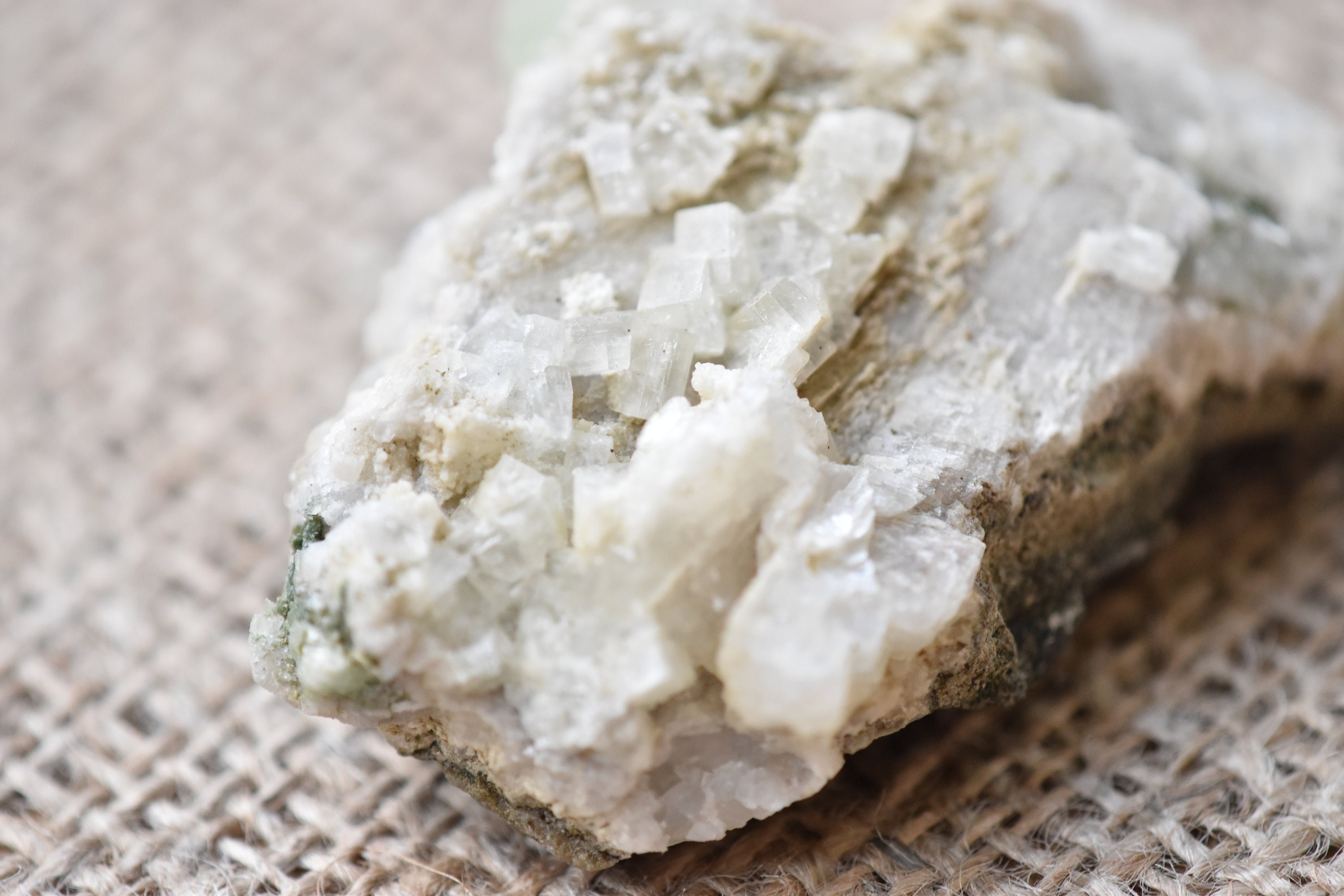 Prehnite, clear quartz, chabazite, apophyllite, and thomsonite, after ...