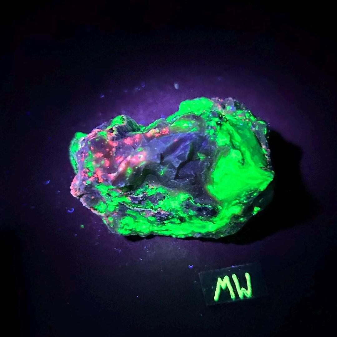 Fluorescent Geode Piece. Pink Opal, Chalcedony, Quartz, Etc. Glows ...