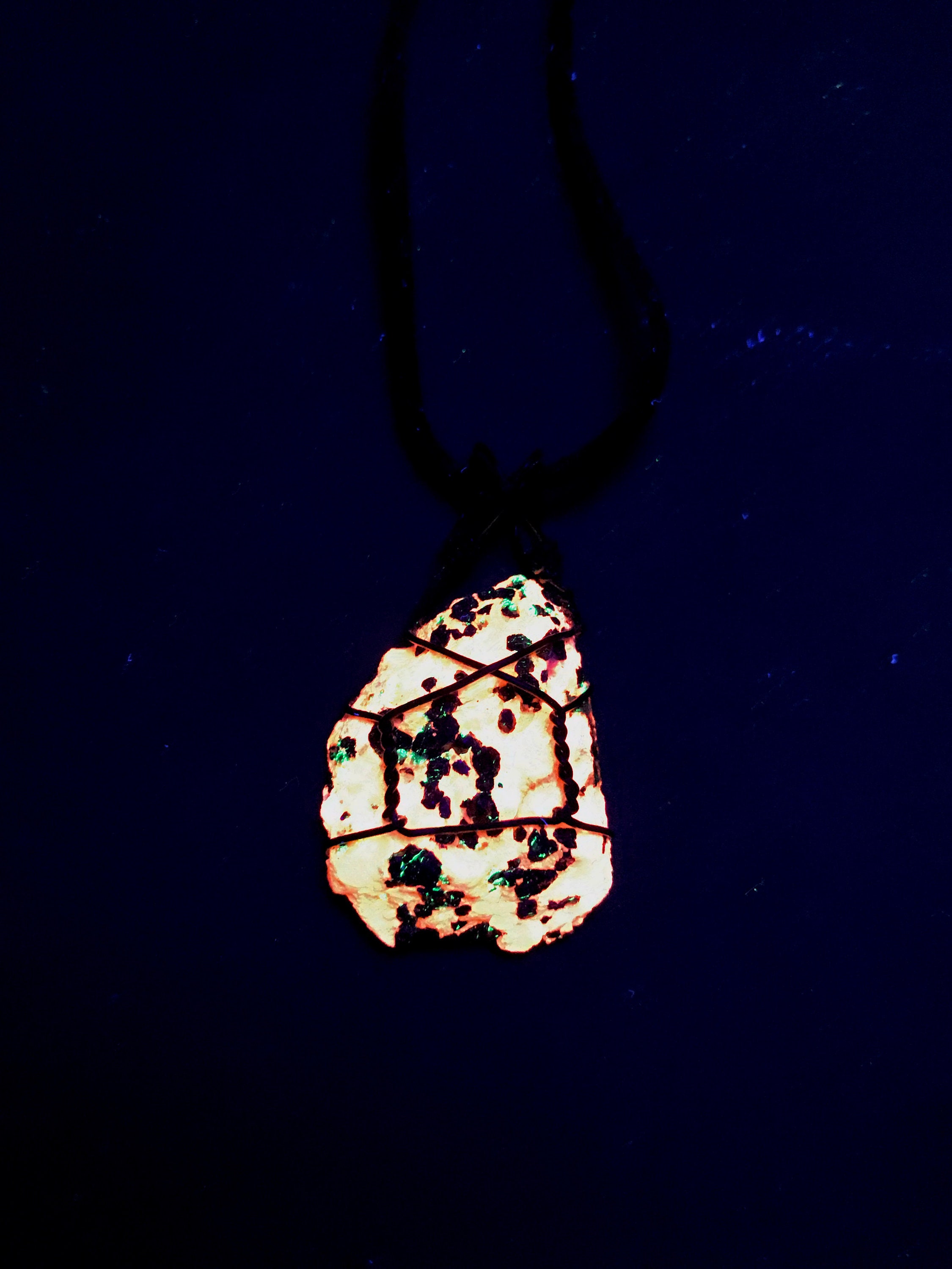 Fluorescent calcite, willemite and franklinite necklace, wirewrapped ...