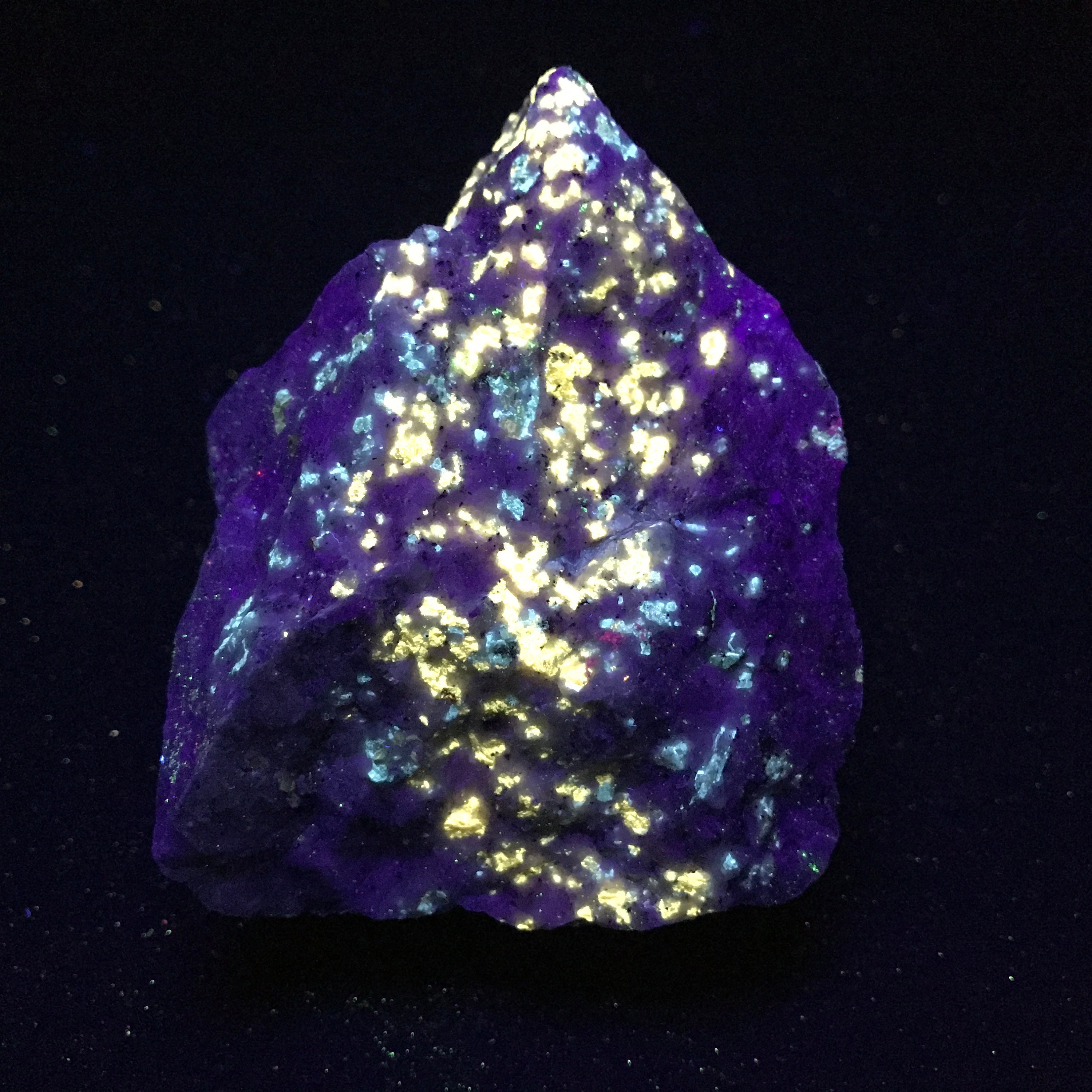 Fluorescent norbergite and diopside in Franklin marble. With mica. UV ...