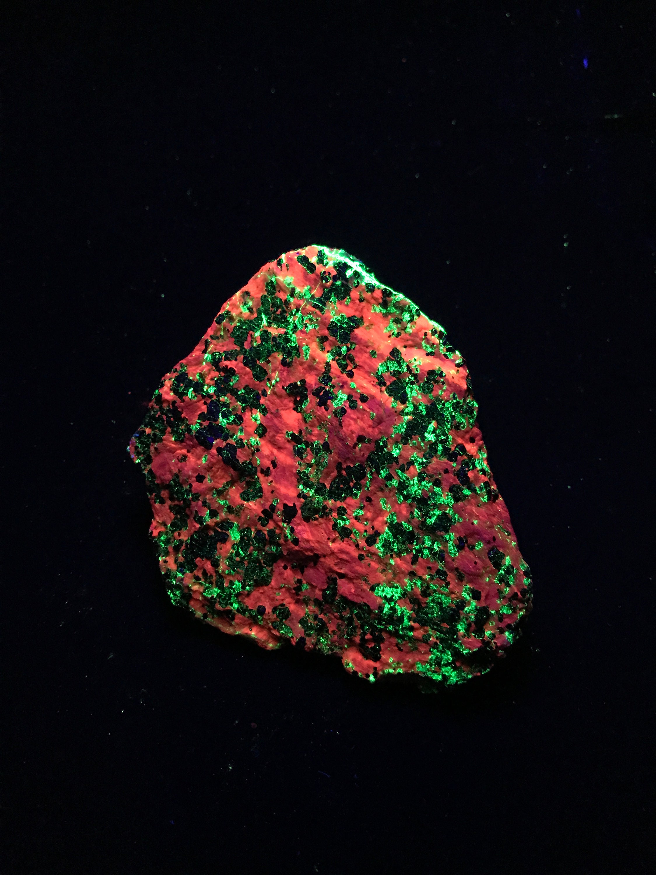 Fluorescent willemite, calcite, zincite, franklinite, with some ...