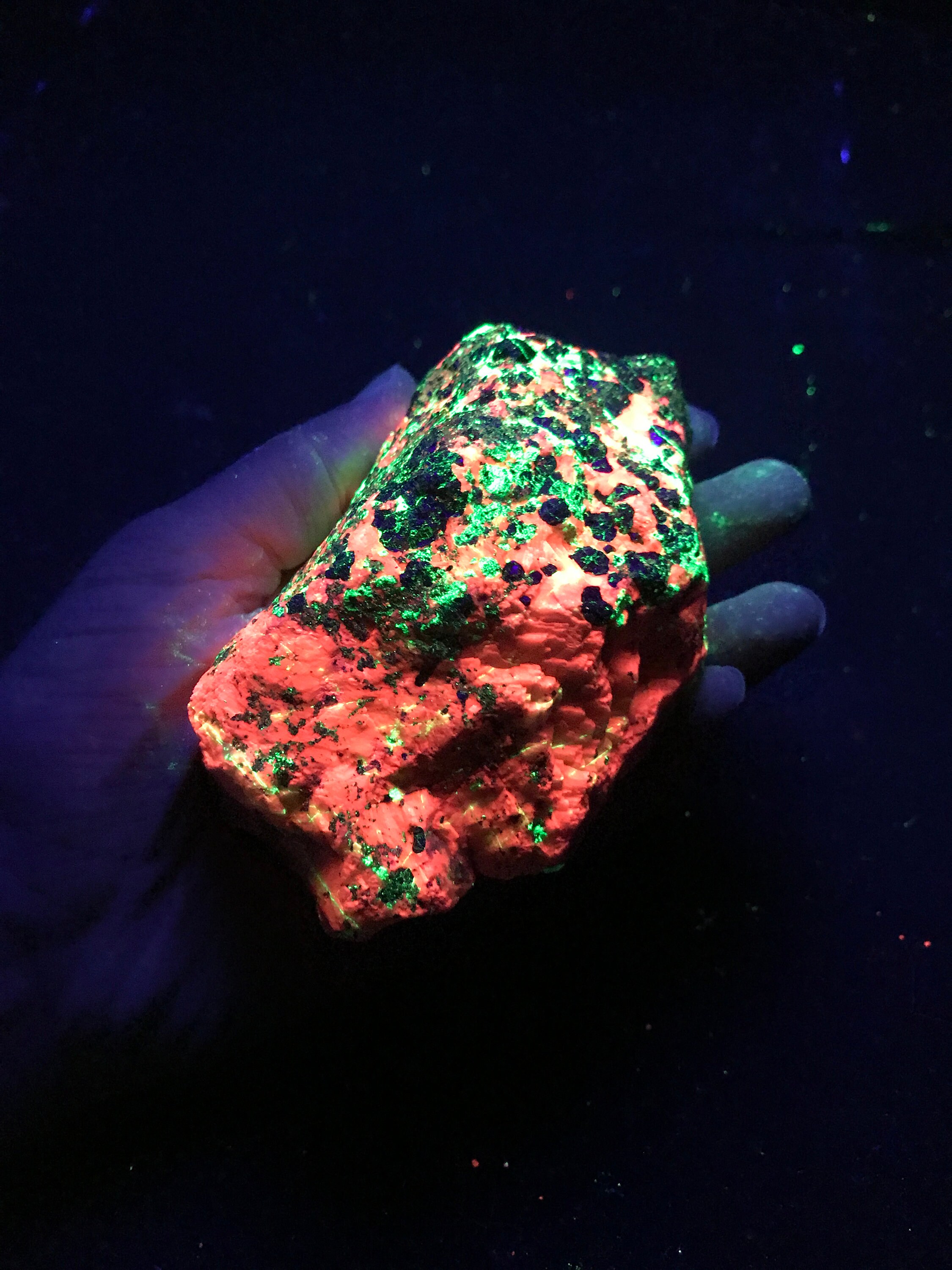 Fluorescent willemite, calcite, zincite, franklinite, with some ...