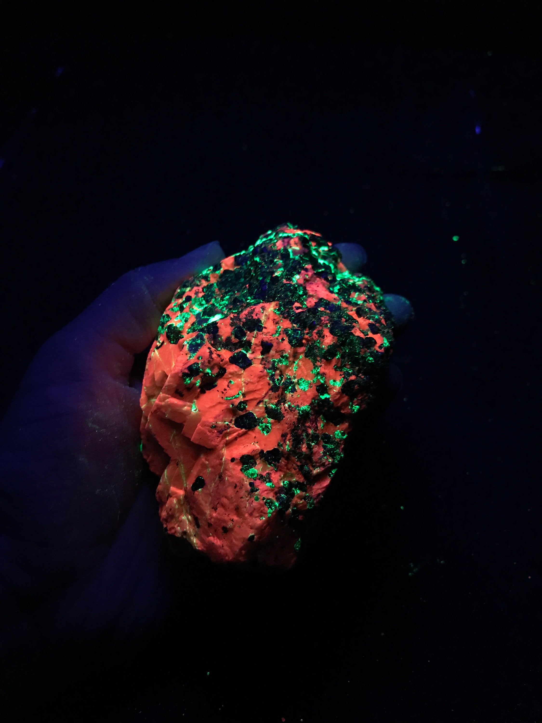 Fluorescent willemite, calcite, zincite, franklinite, with some ...