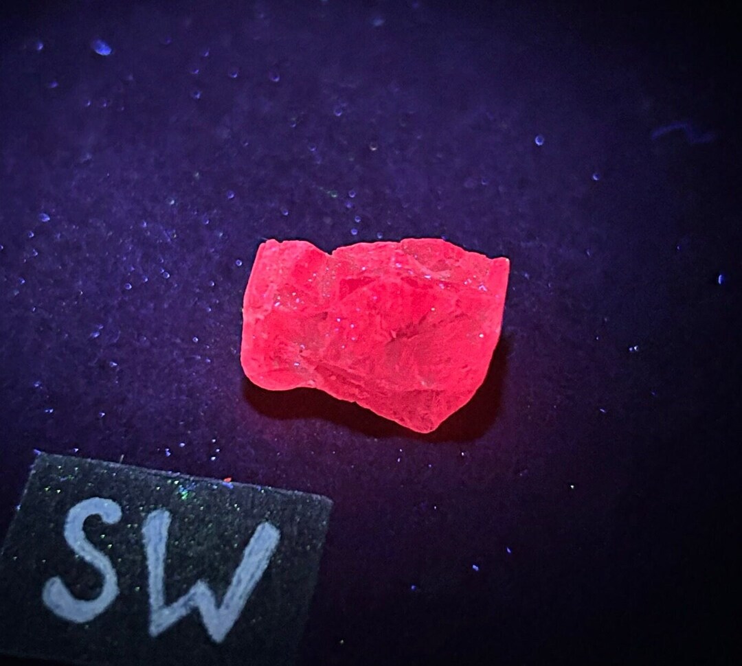 Fluorescent Scapolite From Tanzania. Shortwave and Midwave UV ...