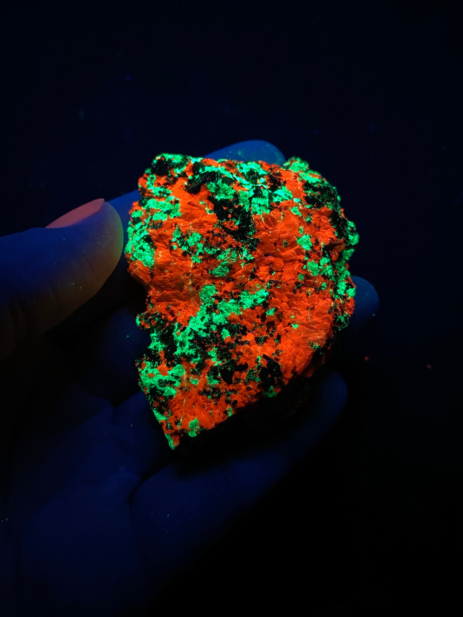 Super Fluorescent WILLEMITE, CALCITE, garnet and franklinite specimen ...