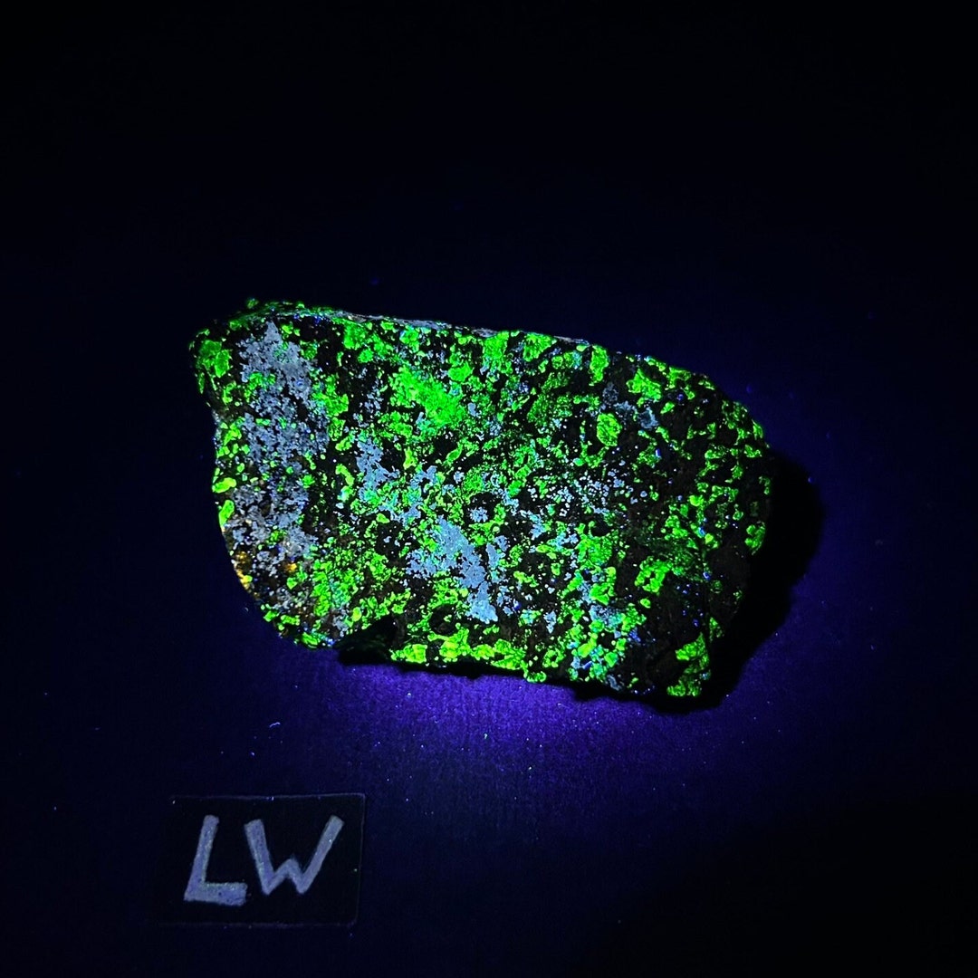 Multi Wave Fluorescent Willemite and Franklinite Specimen. Uv Shortwave ...