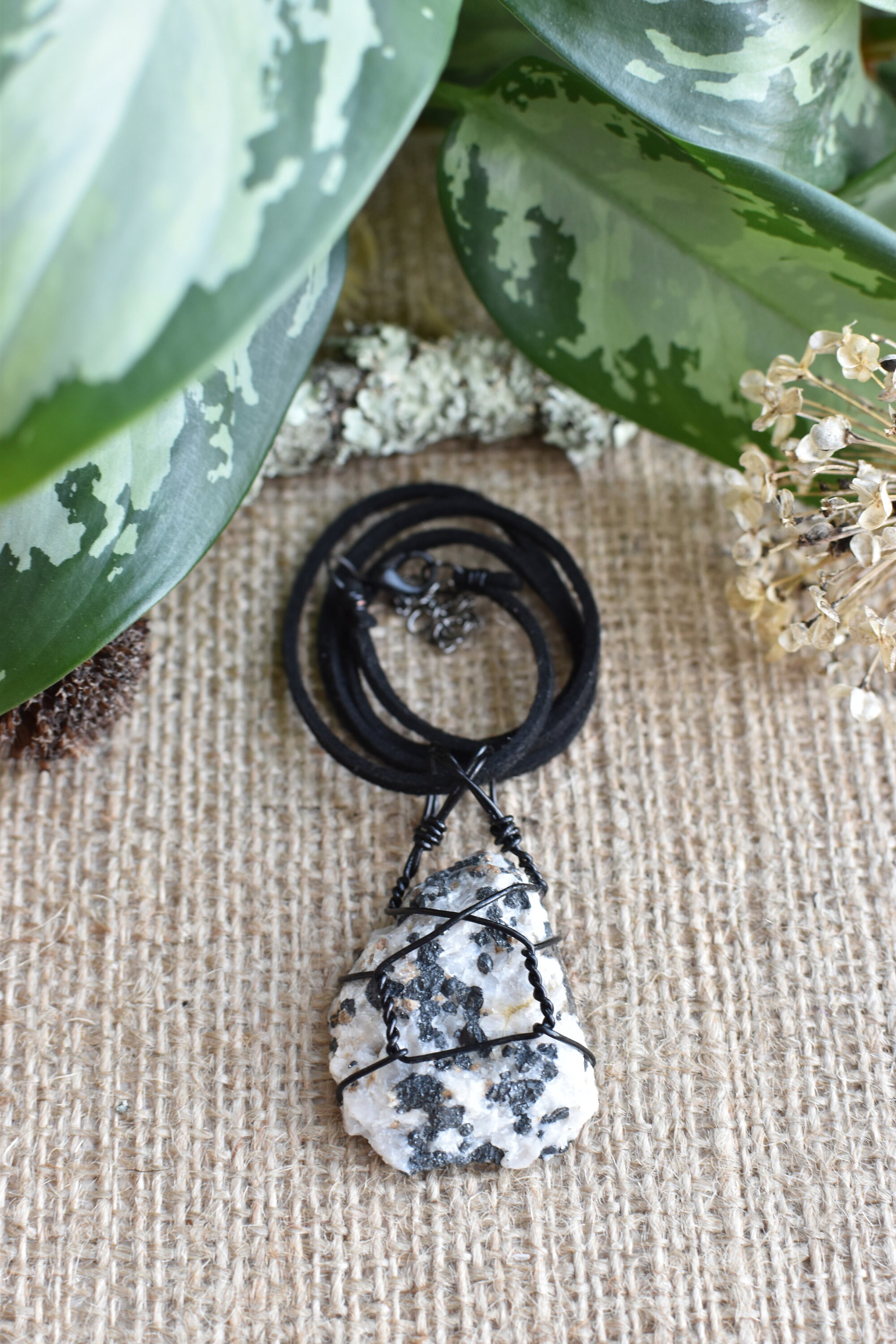 Fluorescent calcite, willemite and franklinite necklace, wirewrapped ...