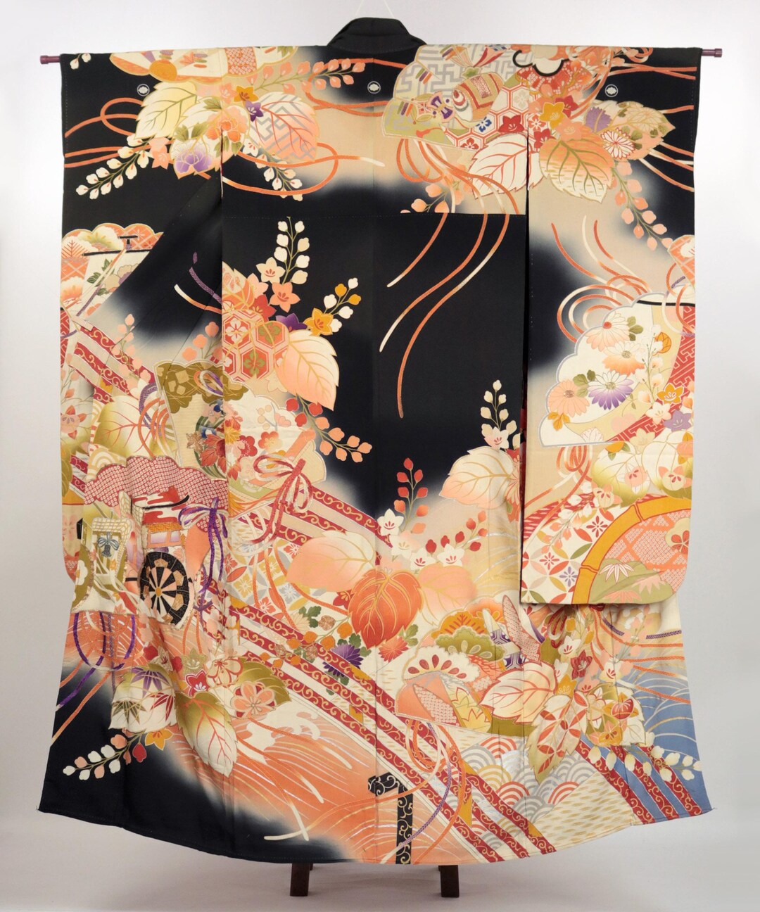 Kimono / Antique Silk Furisode Yuzen-dyed Gosho-guruma & Lucky Motifs ...