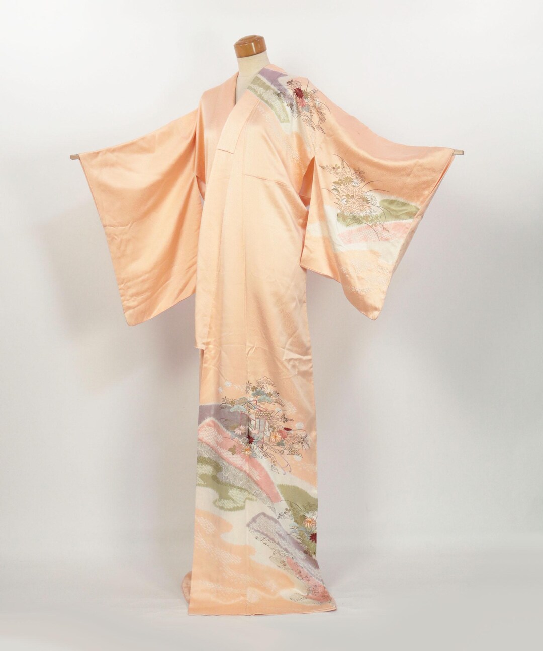 Kimono / Elegant Tsukesage Shibori and Embroidered Gosho-guruma Motifs ...