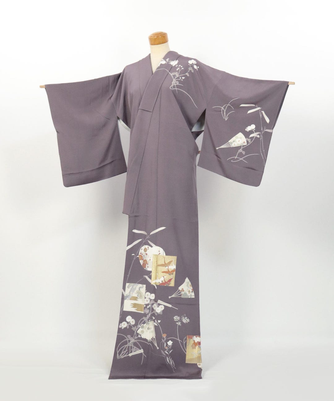 Kimono / Japanese Elegant Gray Homongi With Fans and Floral Motifs ...