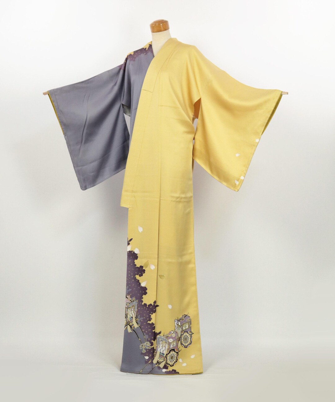 Kimono / Japanese Elegant Yuzen Homongi With Gosho-guruma & Sakura ...
