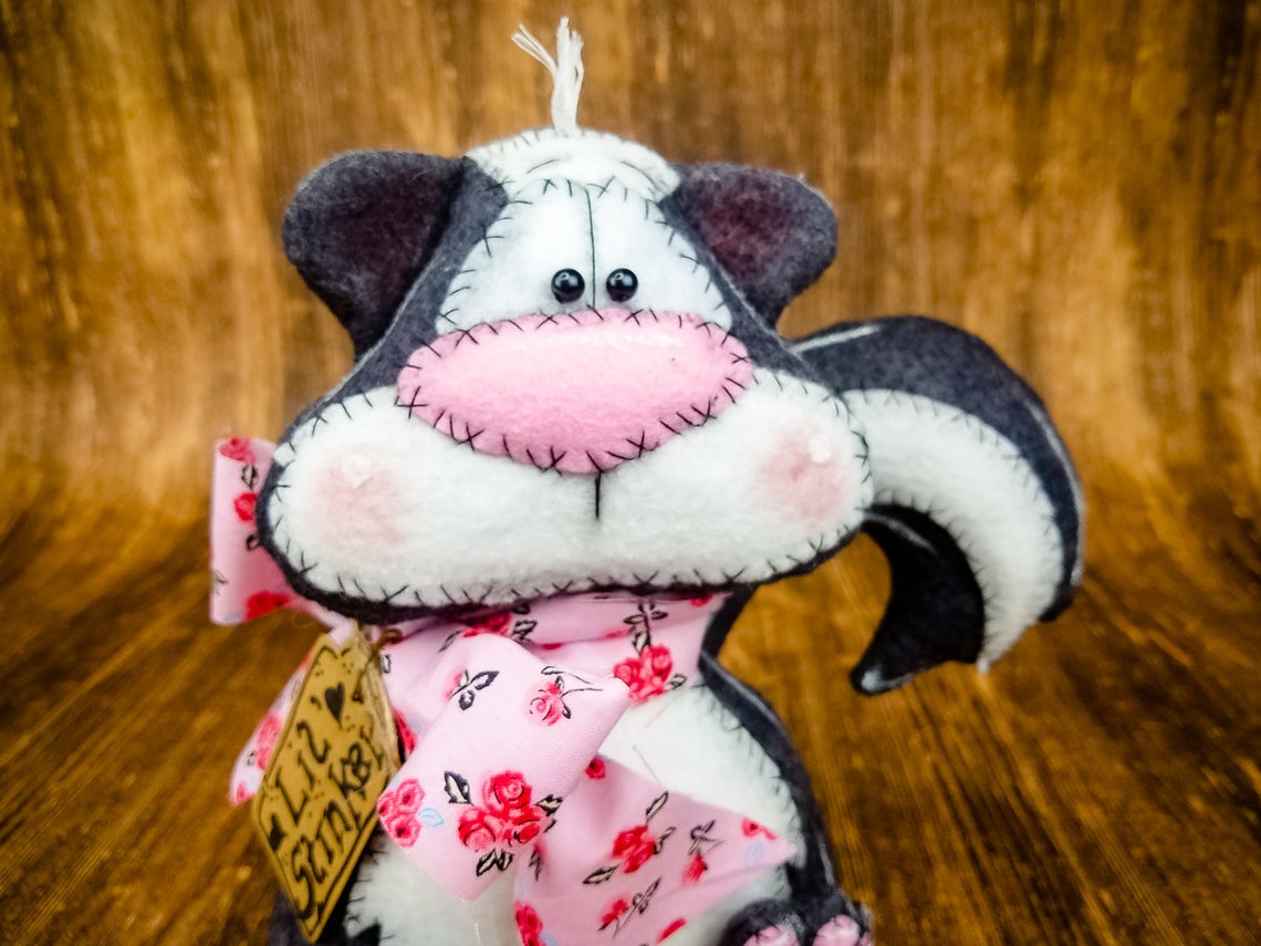 Little Stinker - Skunk Decor - Skunk Designs - Primitive Skunk ...