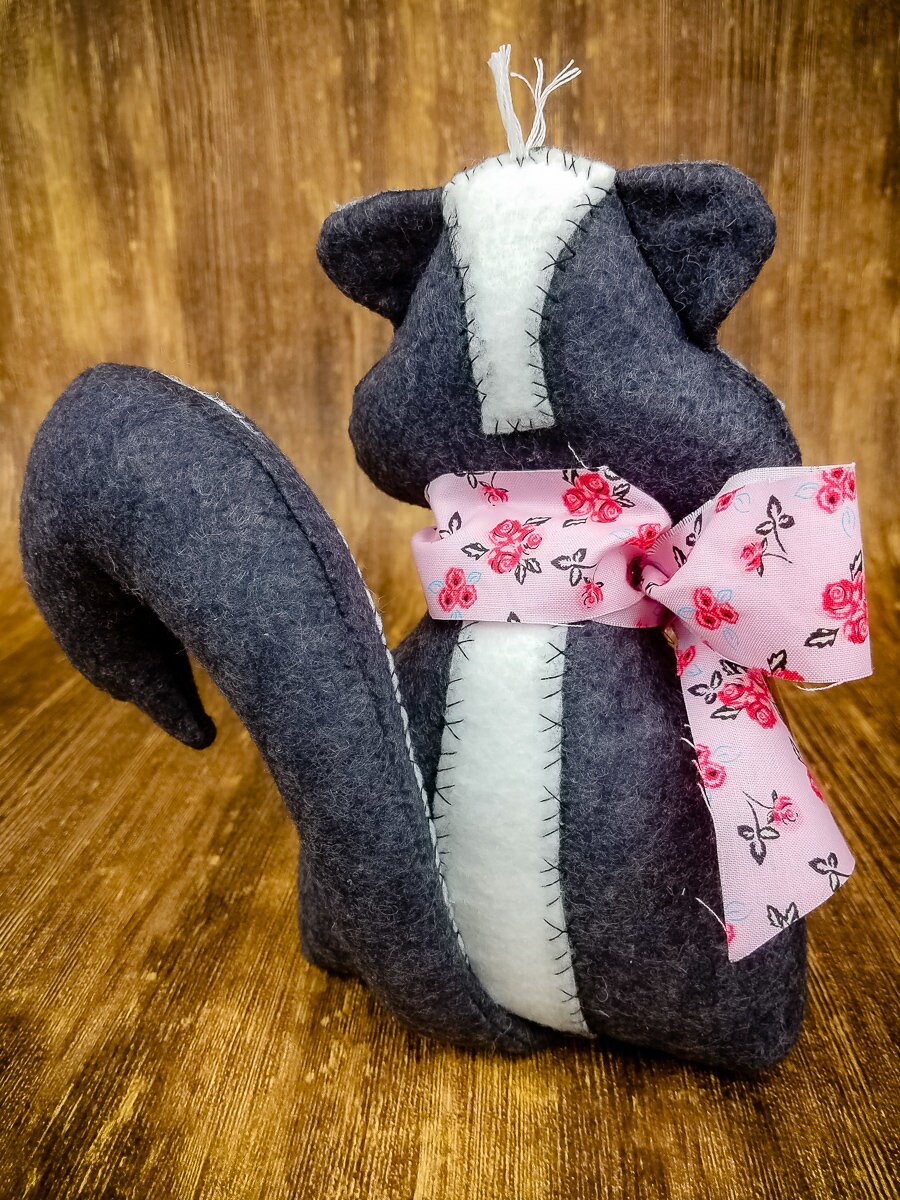 Little Stinker - Skunk Decor - Skunk Designs - Primitive Skunk ...