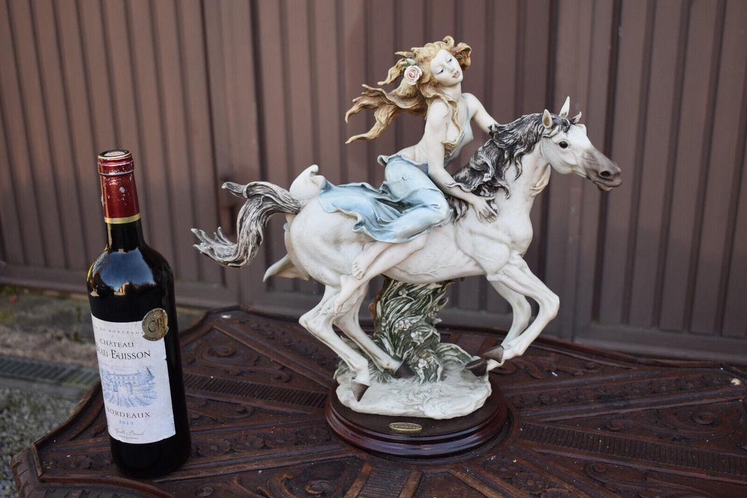 Escultura De Una Niña Montando A Caballo De Armani Edición Limitada